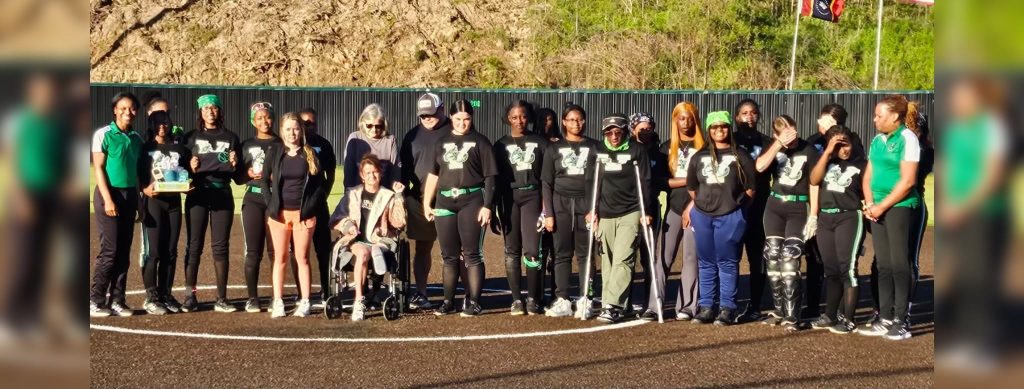 Missy Gators presents donation to cancer patient - Vicksburg Daily News