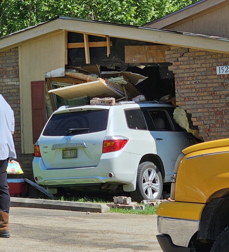 Car crashes into house on Ethel - Vicksburg Daily News