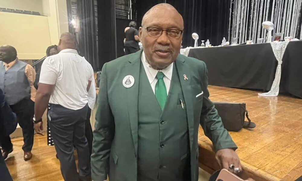 Alonzo Stevens earns John L. Hartman Memorial Award - Vicksburg Daily News